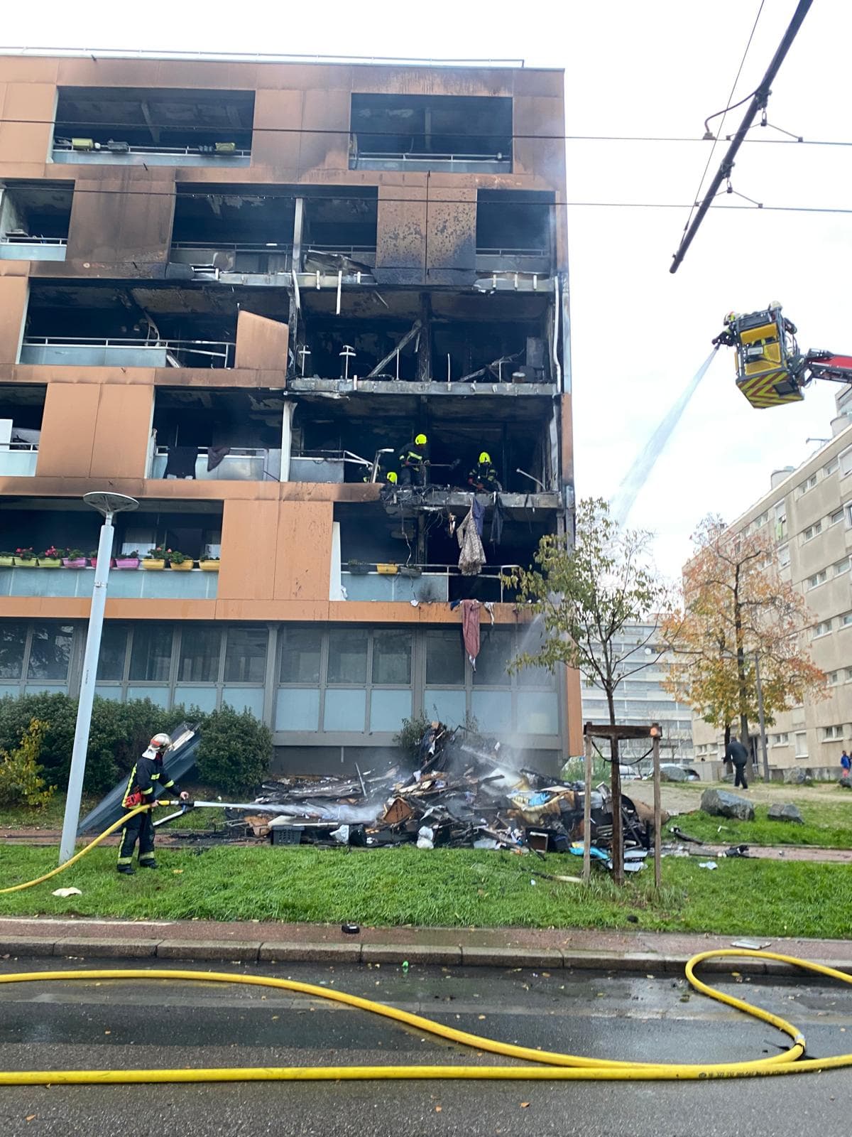 Un immeuble prend feu en marge d'un tournage de clip près de Lyon, la ...