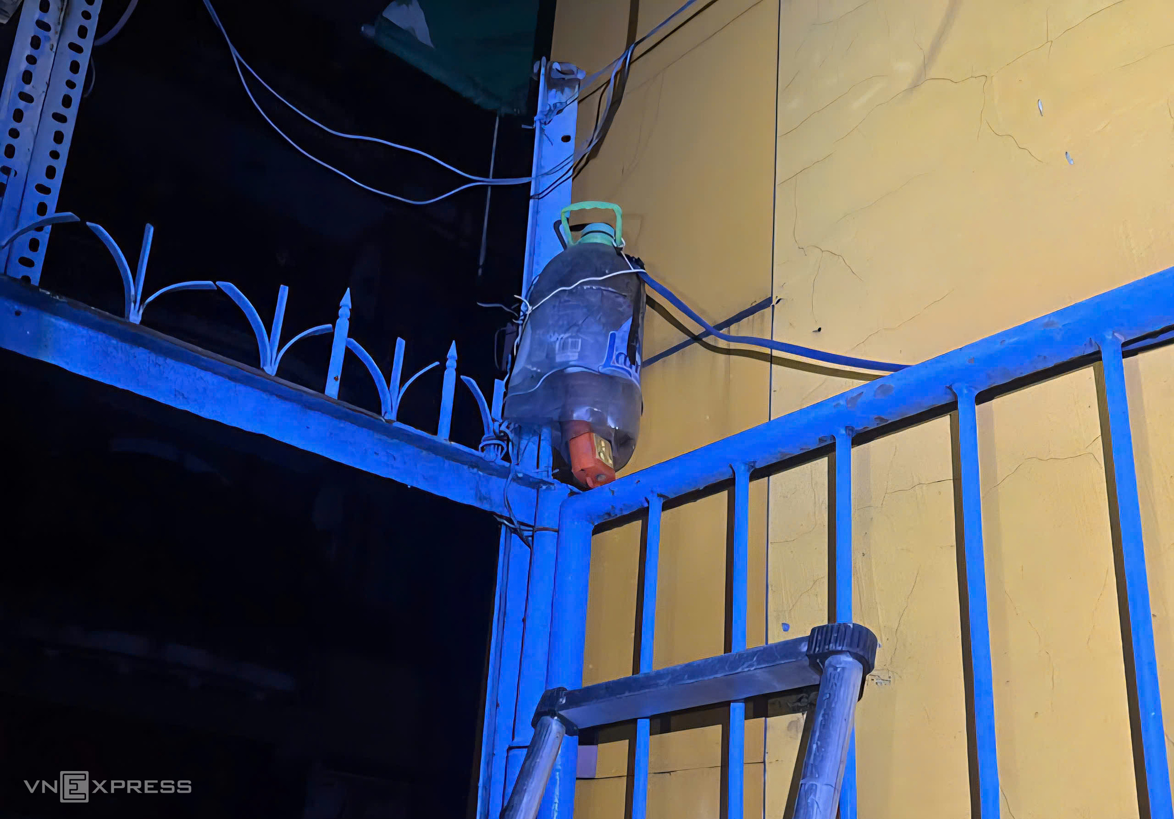 Thanh niên nghi bị điện giật chết khi qua đường ngập ở TP HCM