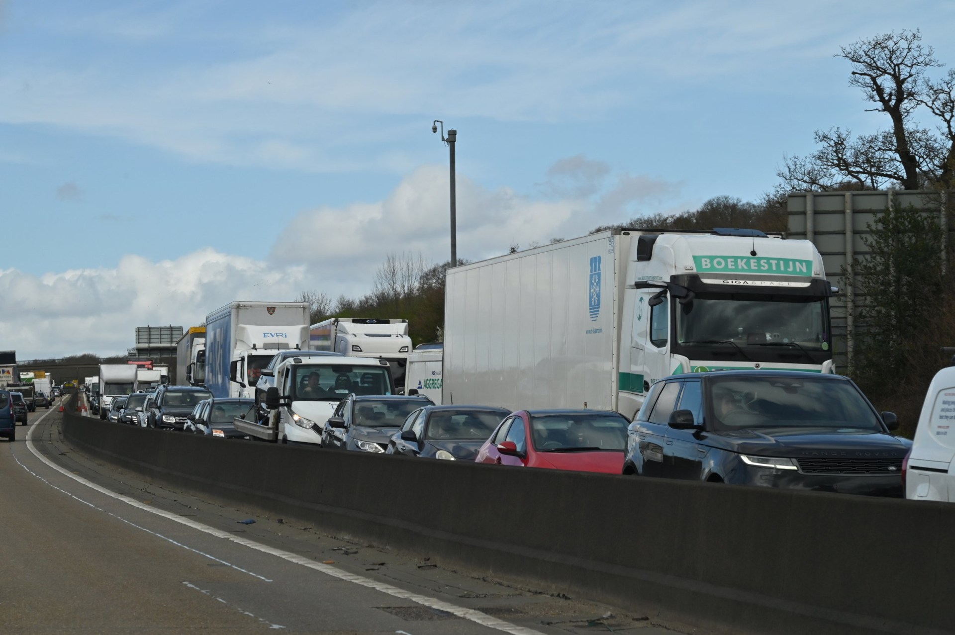 M25 collision causes chaos and long delays for drivers