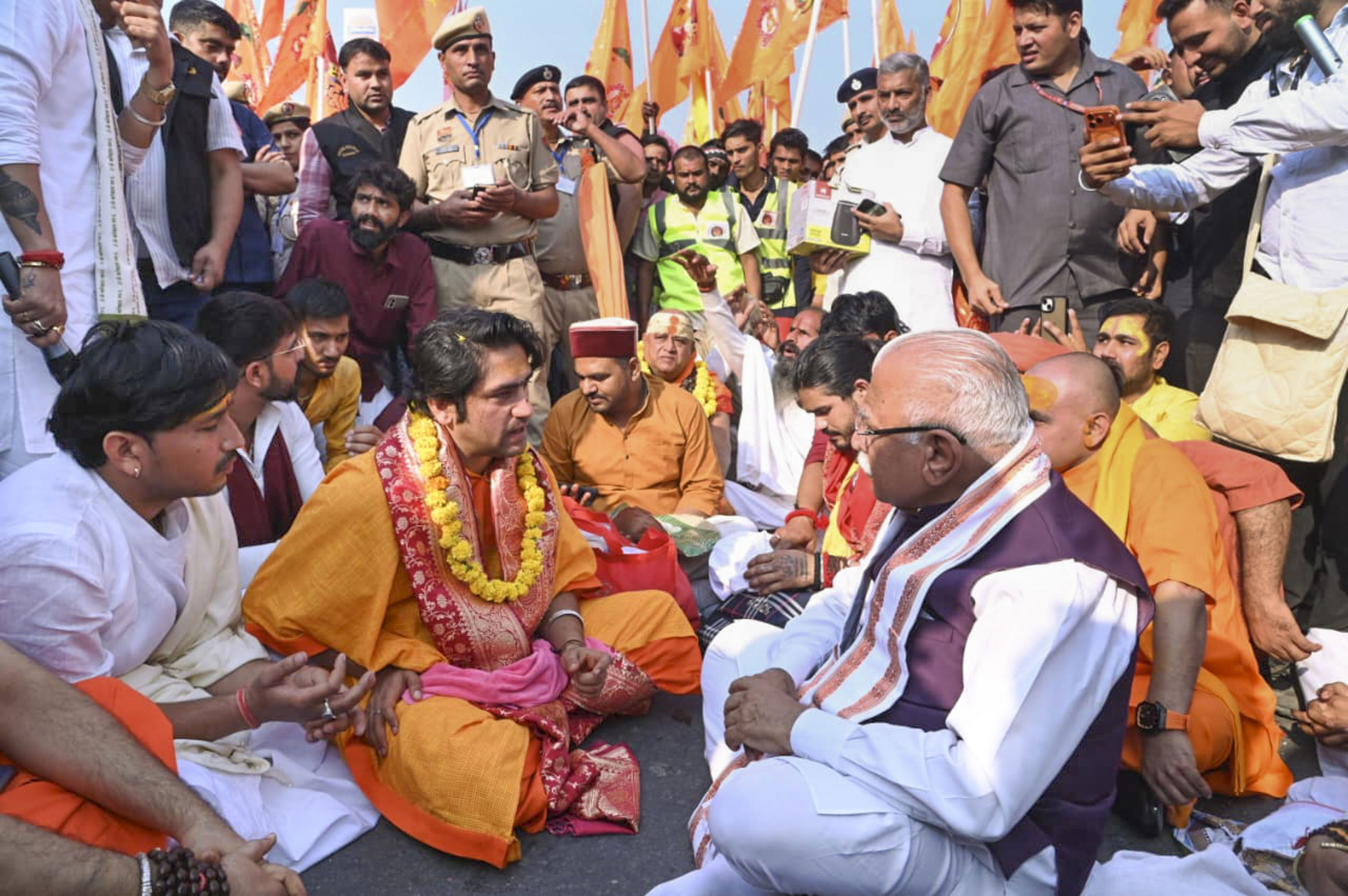 Union minister Khattar joins padyatra of Bageshwar Dham's Dhirendra ...