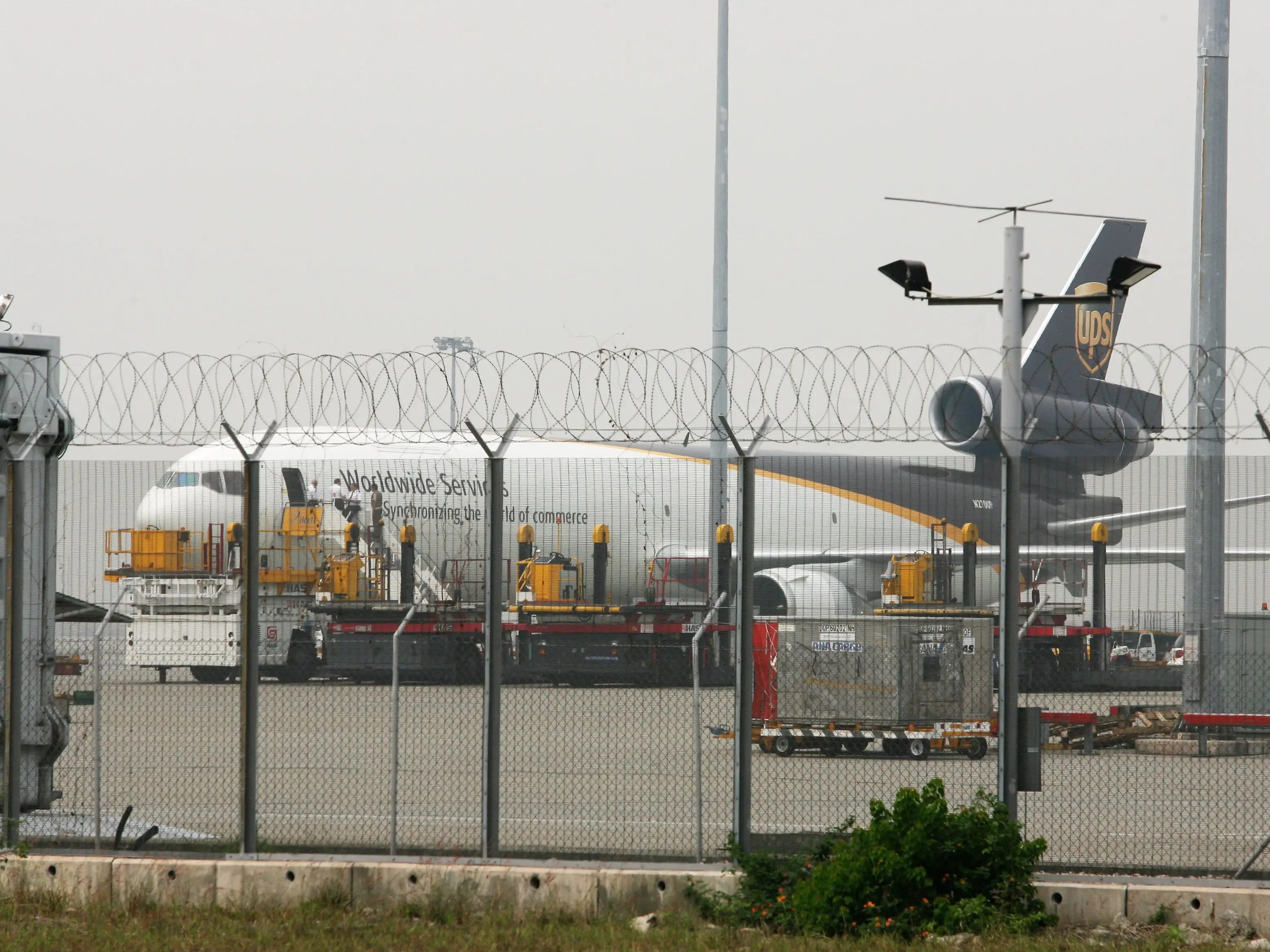 FedEx and UPS have grounded their fleets of MD-11 cargo planes after ...