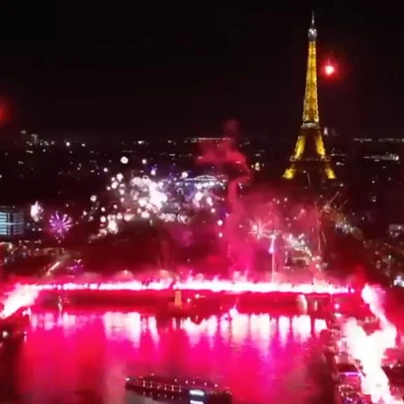 Los Ultras Winners (WAC) celebran su 20º aniversario en el corazón de París