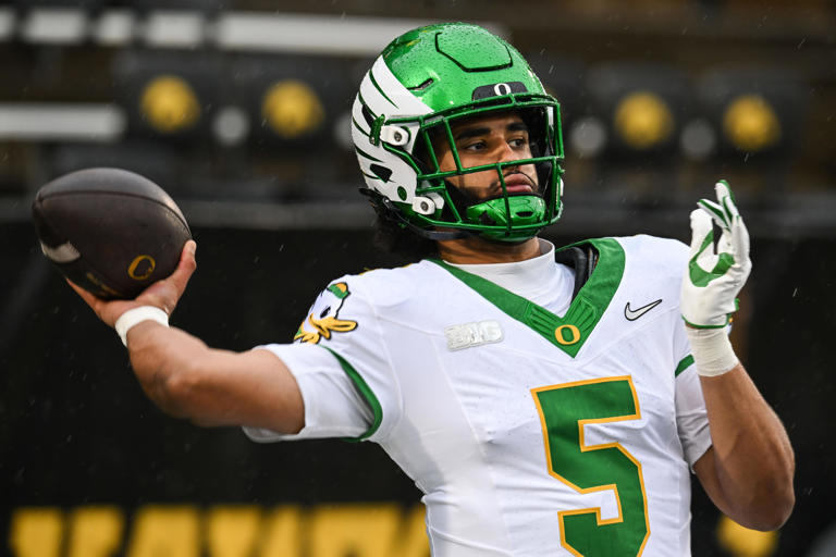 Oregon vs. Iowa highlights: Ducks claim another key road win