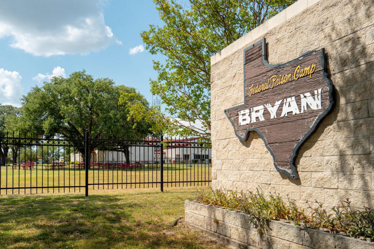 Ghislaine Maxwell enjoys bathroom break that fellow inmates don’t get