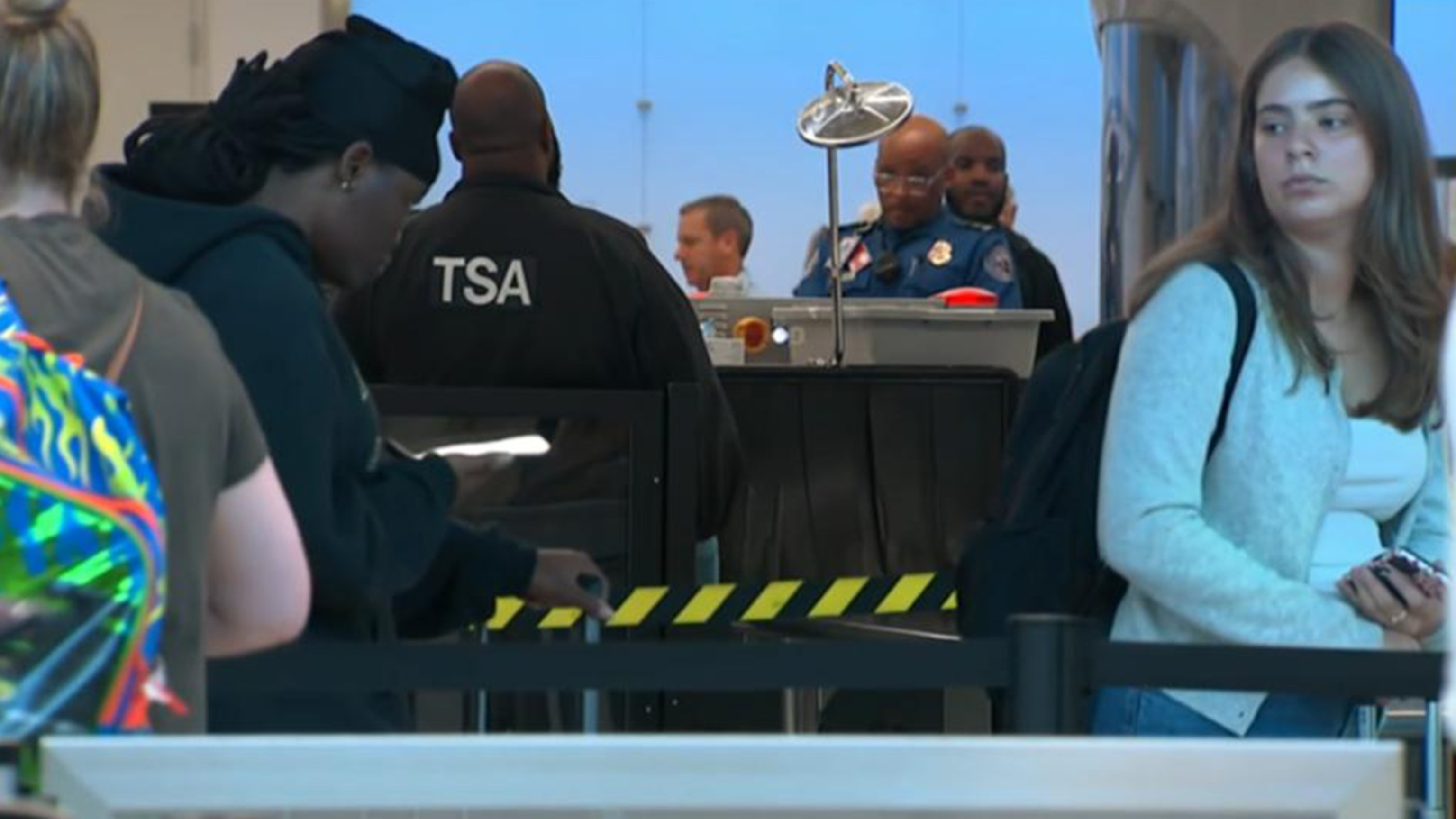 TSA agents struggle to make ends meet amid shutdown