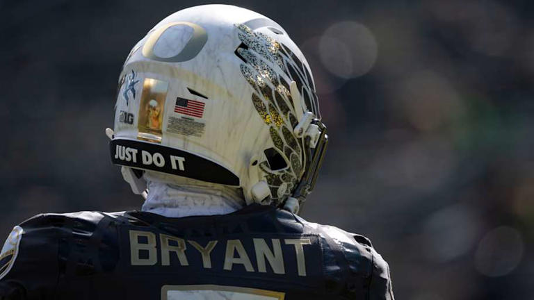 Oregon Ducks Receiver Gary Bryant Jr. Carried Off Field With Injury