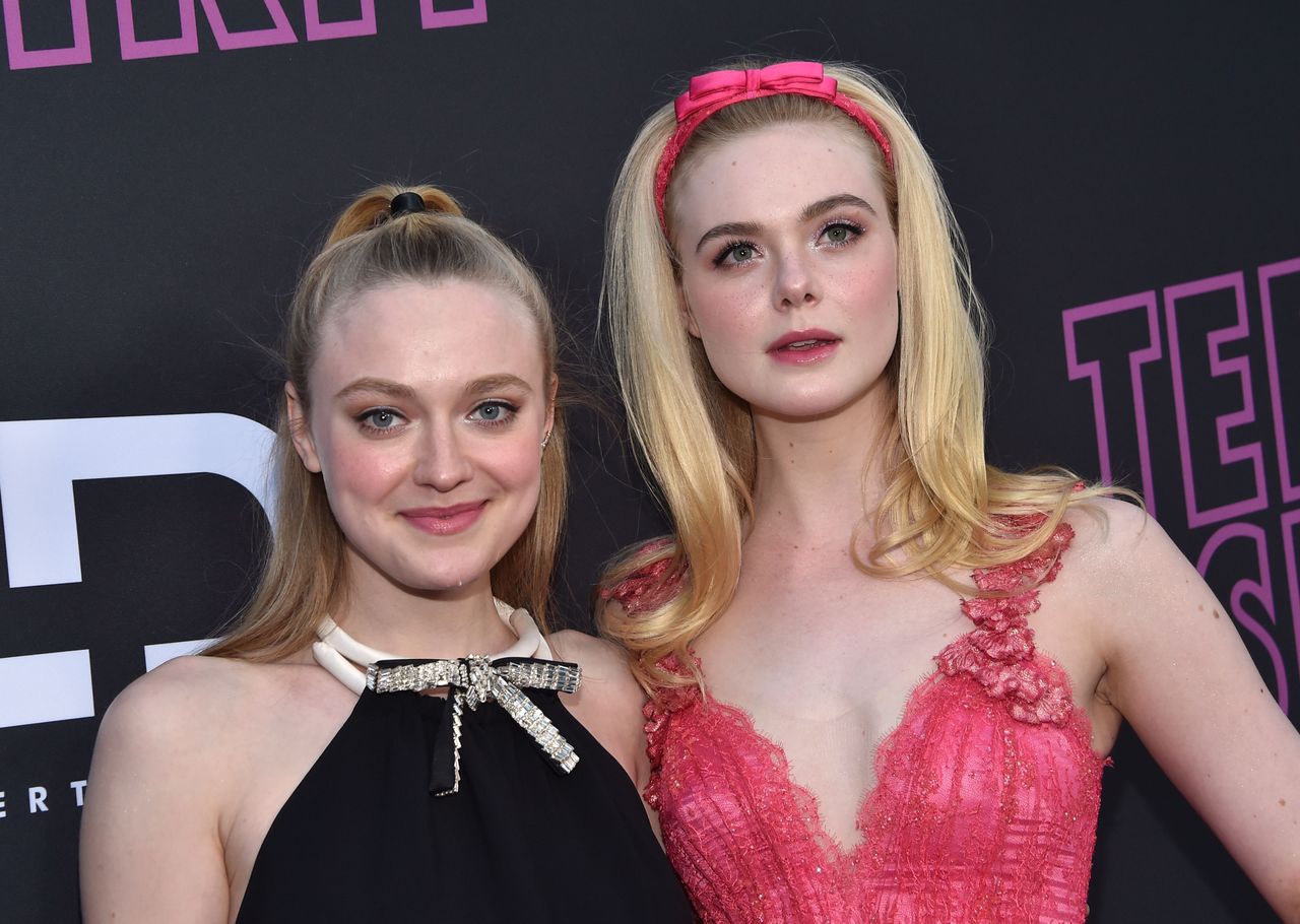 All About Dakota and Elle Fanning's Close Knit Family (and How They're ...