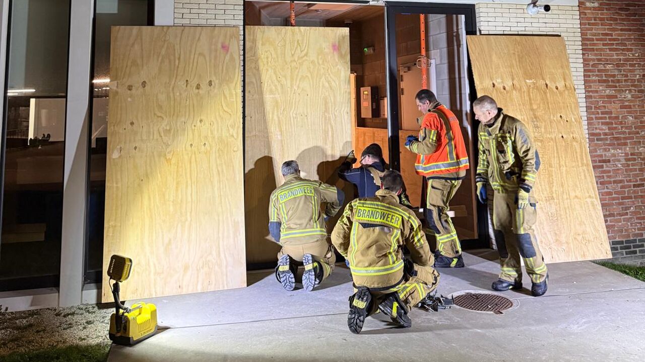 Bestuurder ramt tot 4 keer toe politiekantoor van Sint-Gillis-Waas ...