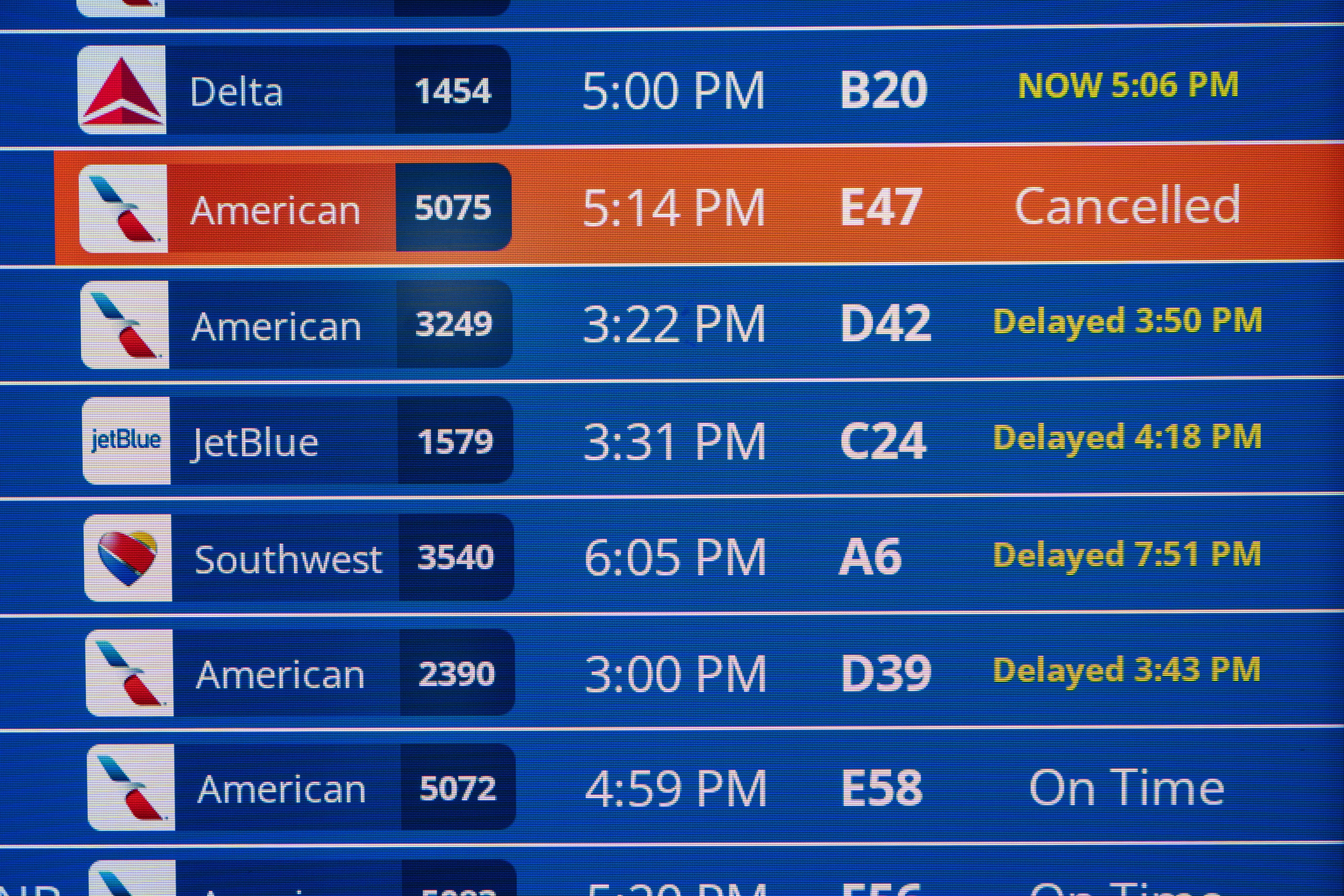 US flights canceled, delayed on Saturday as shutdown continues