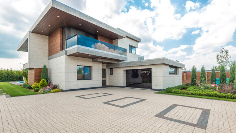 The way rich people disguise their garages actually works