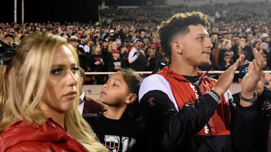 Brittany Mahomes steals Patrick’s thunder with fit at Texas Tech ...