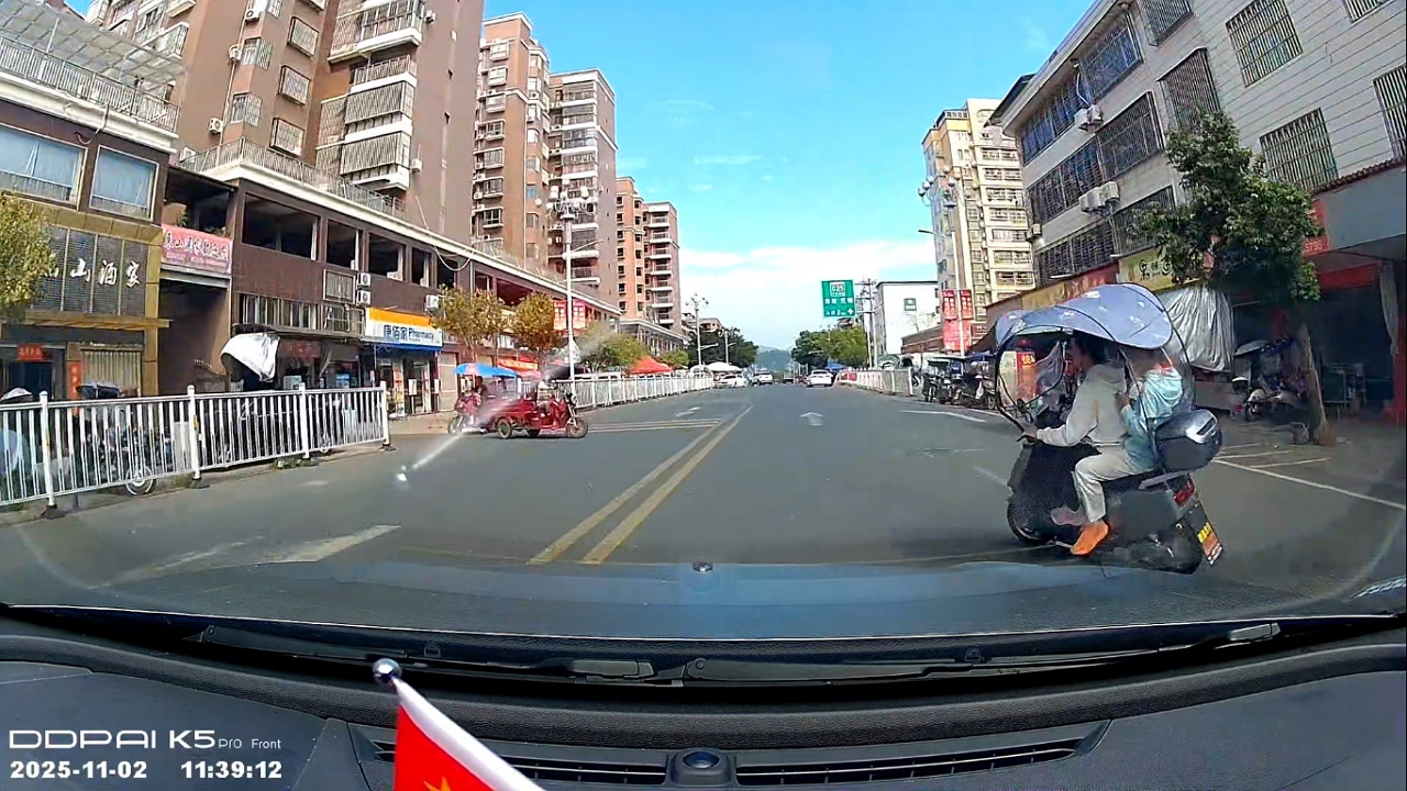 Scooter turns abruptly causing collision in Fujian, China