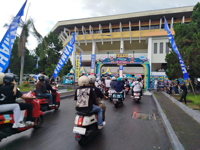Si Cantik Zee Asadel Gak Takut Basah, Hujan-hujanan Jadi Leader City ...