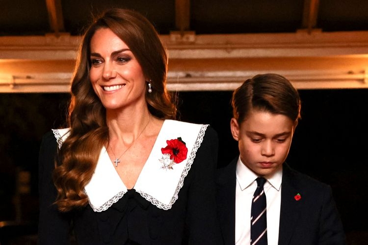 Kate lần đầu đưa Hoàng tử George cùng dự Lễ tưởng niệm
