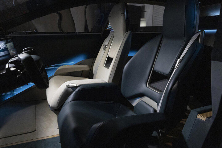 Mẫu MPV 6 bánh của Lexus hé lộ tương lai dòng LS