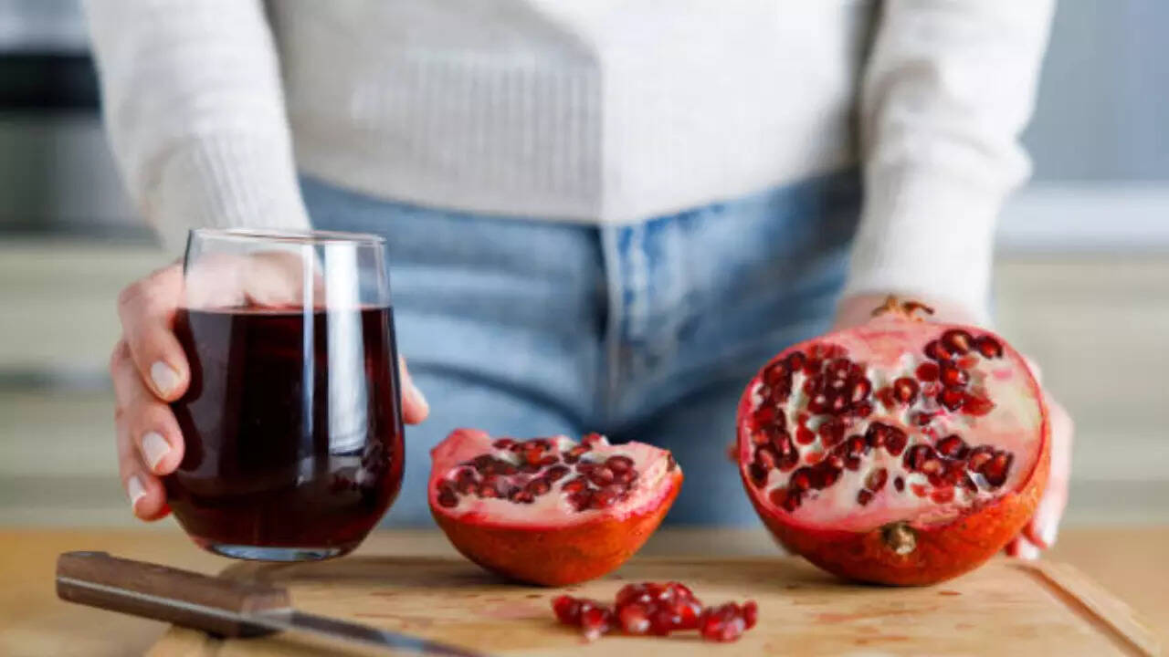 5 reasons to consume Pomegranate Amla Juice daily