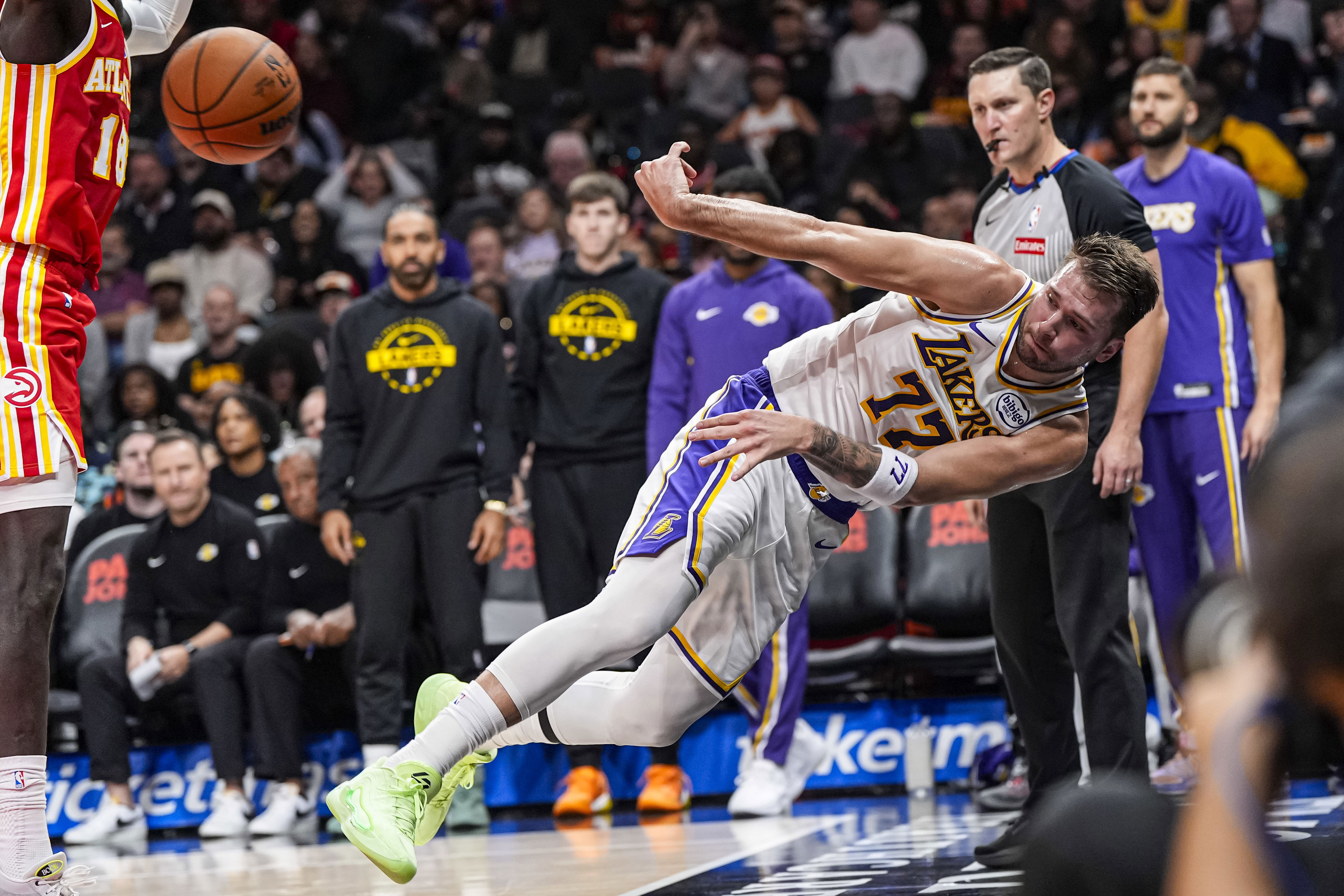 Lethargic Lakers blown out by Hawks as win streak snapped