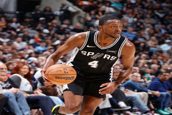 De'Aaron Fox nets 24 in season debut as Spurs beat Pelicans