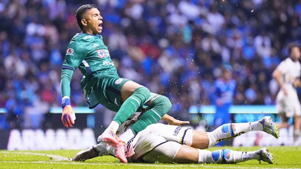 Cruz Azul vs Pumas: Kevin Mier se rompe por entrada criminal de ...
