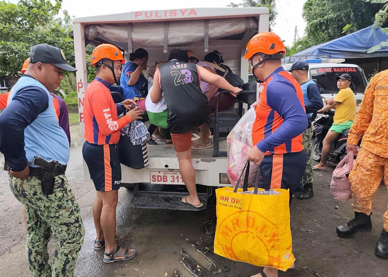 Super typhoon Fung-wong slams into Philippines as one million evacuated