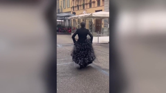 Torino, Kasia Smutniak danza con il marito sulla Mole Antonelliana: «L ...
