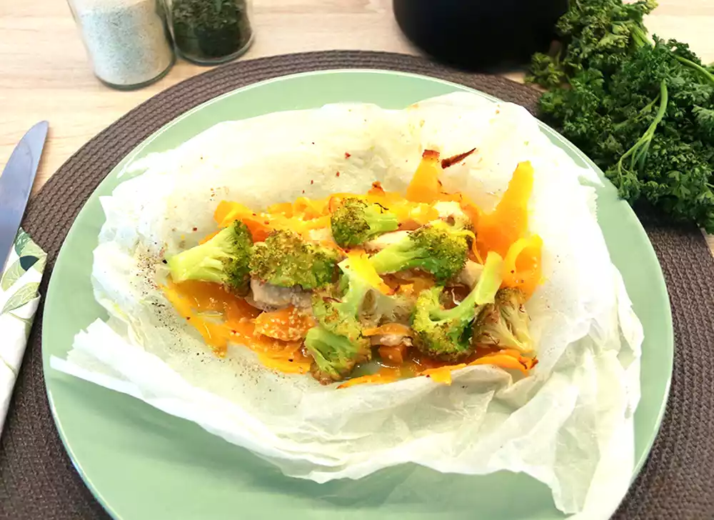 Papillote de poulet, carotte et brocolis