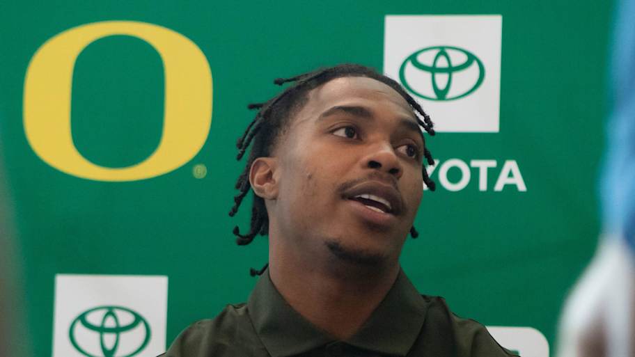Oregon Ducks Receiver Gary Bryant Jr. Carried Off Field With Injury