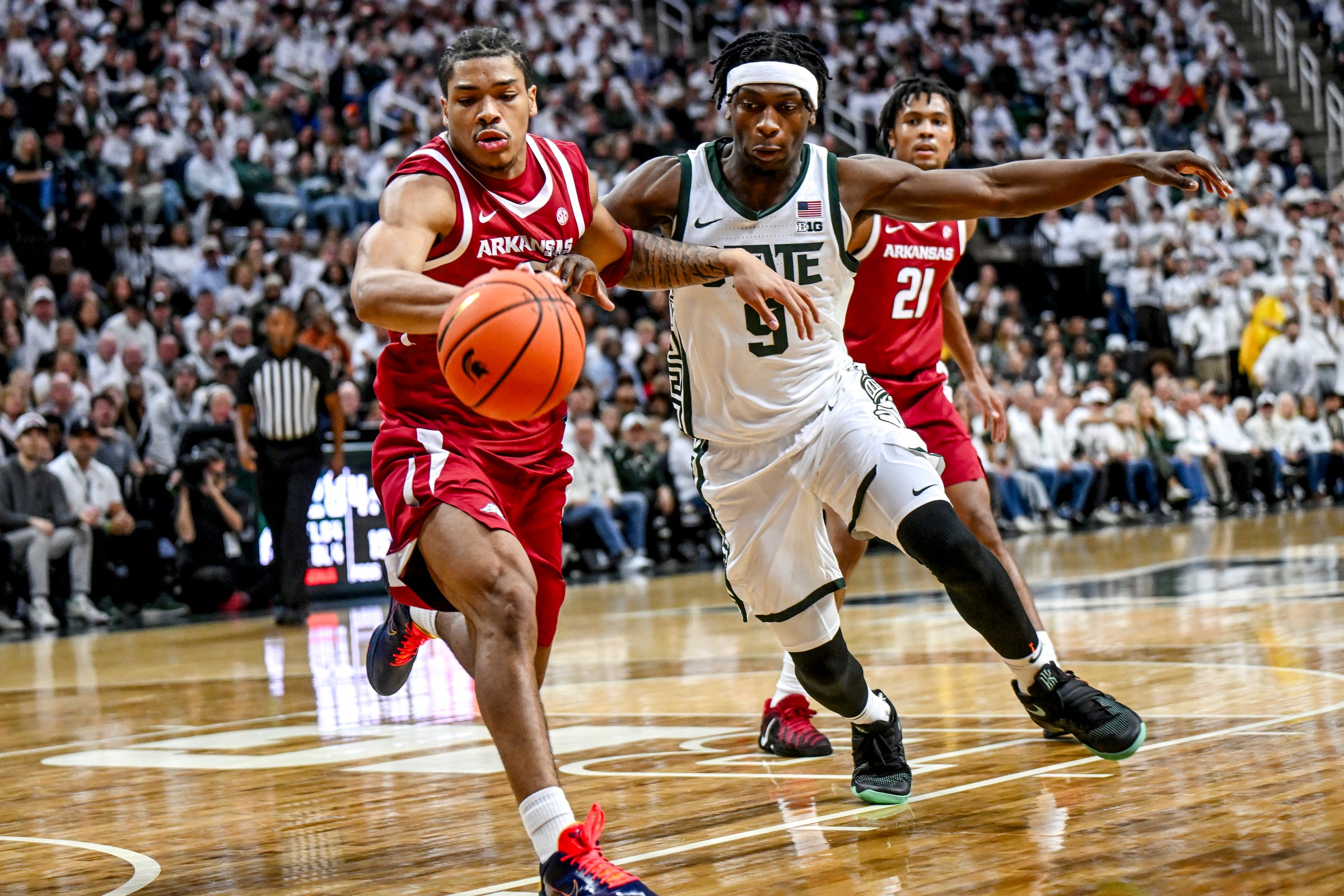 Cam Ward powers Michigan State basketball inside to win over No. 15 ...