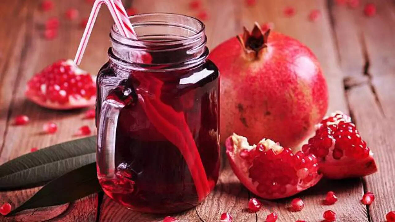 5 reasons to consume Pomegranate Amla Juice daily