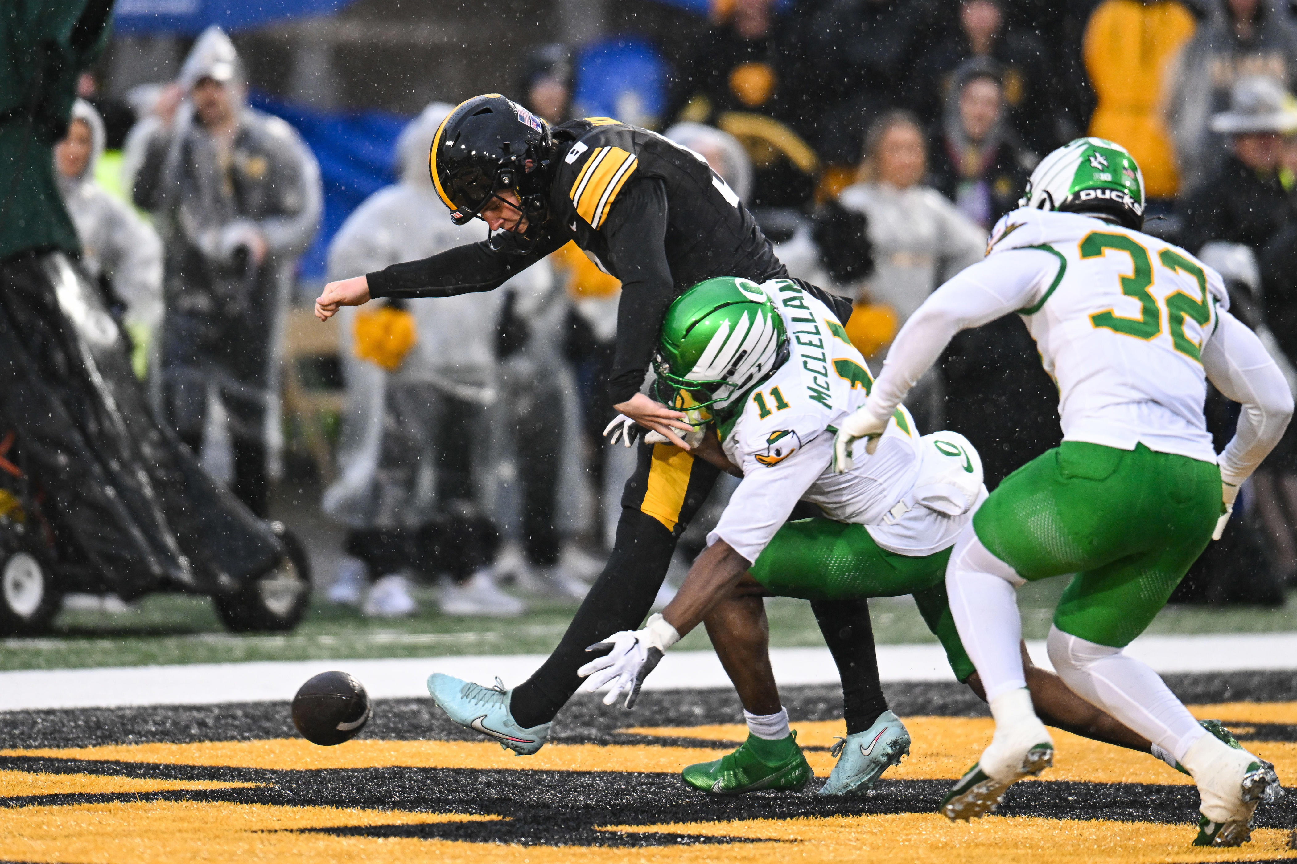 Oregon vs. Iowa highlights: Ducks claim another key road win