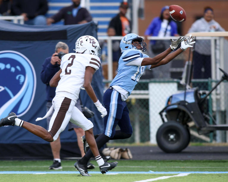 Chicago powerhouse too much for Belleville East in football playoffs