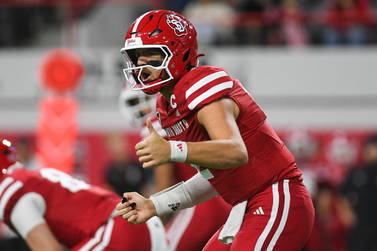 South Dakota football dominates Mercer to advance to FCS quarterfinals