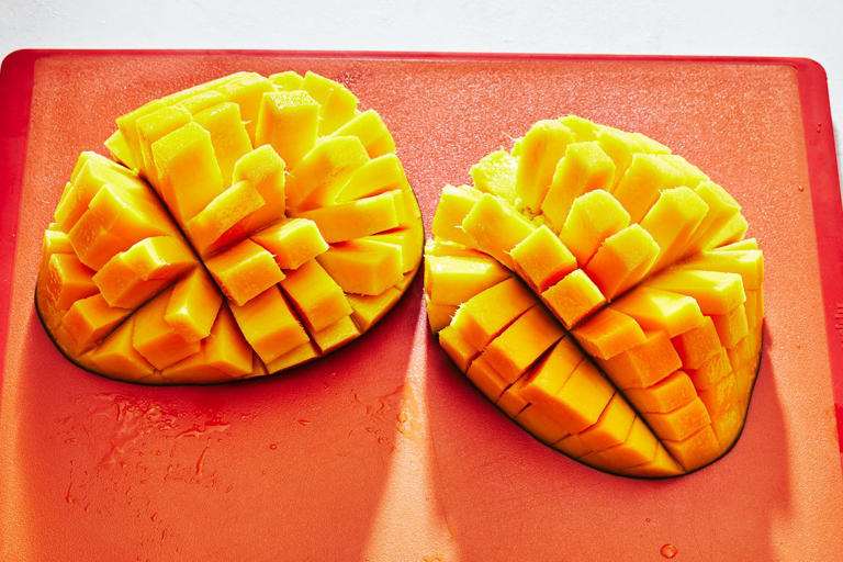 How to pick a perfectly ripe mango every time
