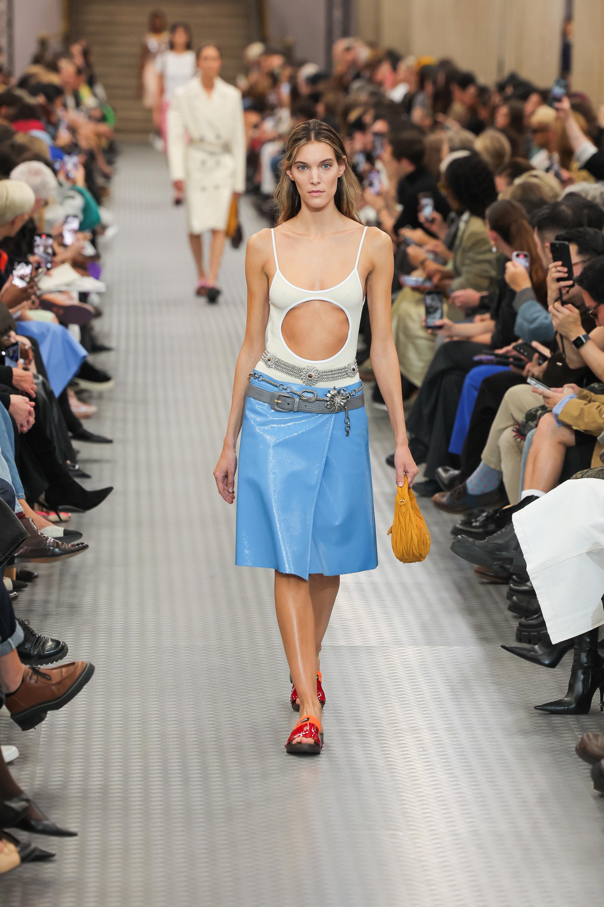 PORTRAIT MODE - Charlotte Cardin : petites robes noires, pièces ...