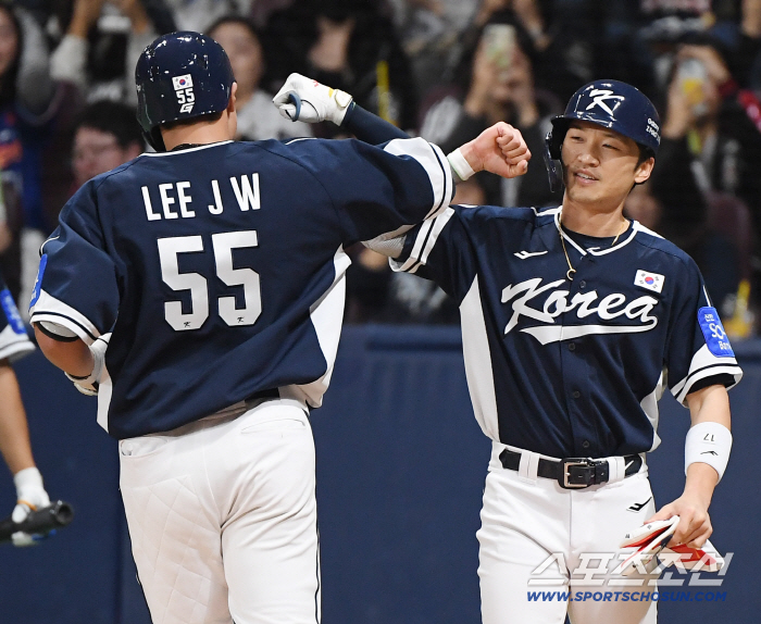 Is it a celebration to renew the contract. Is it Ryu Ji-hyun, the coach of the national team ...