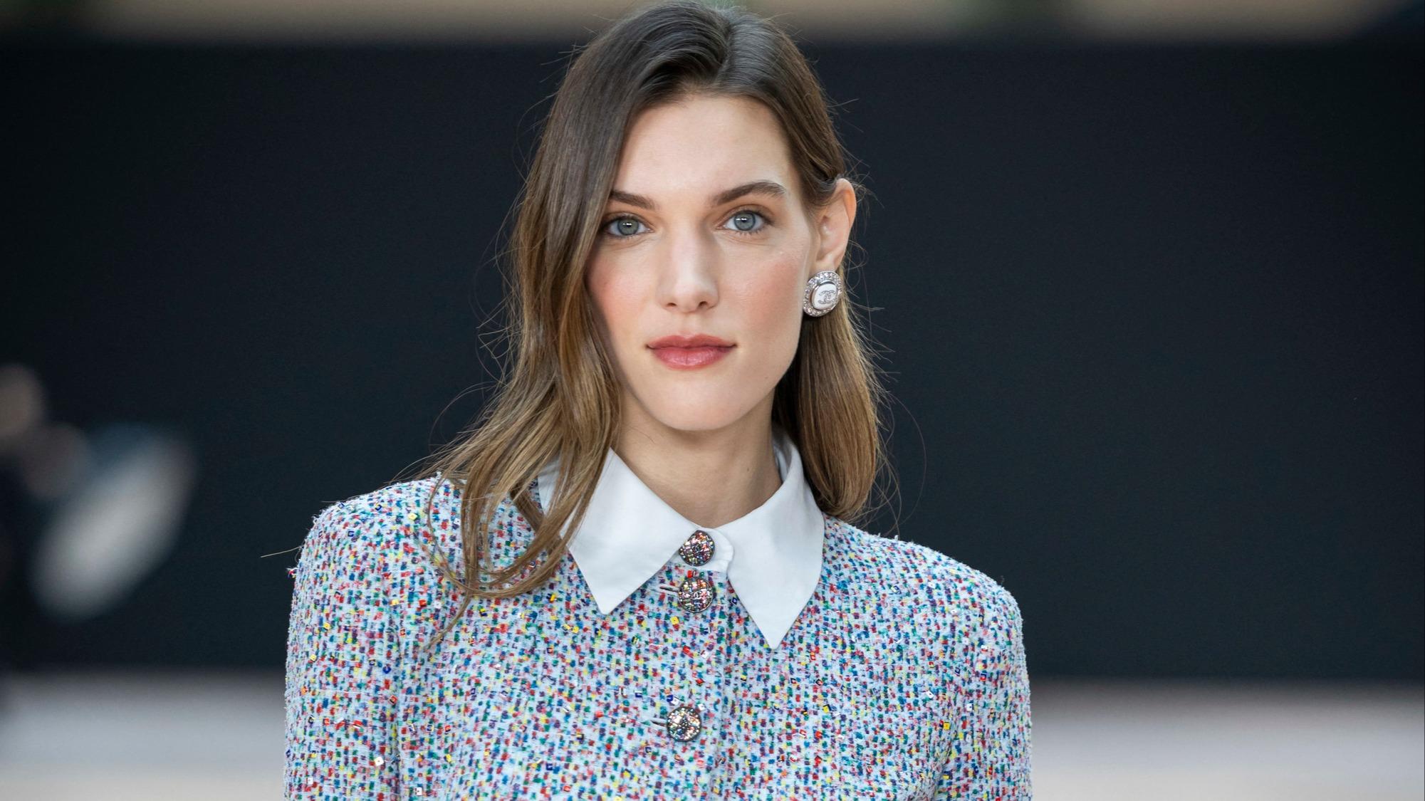 PORTRAIT MODE - Charlotte Cardin : petites robes noires, pièces ...