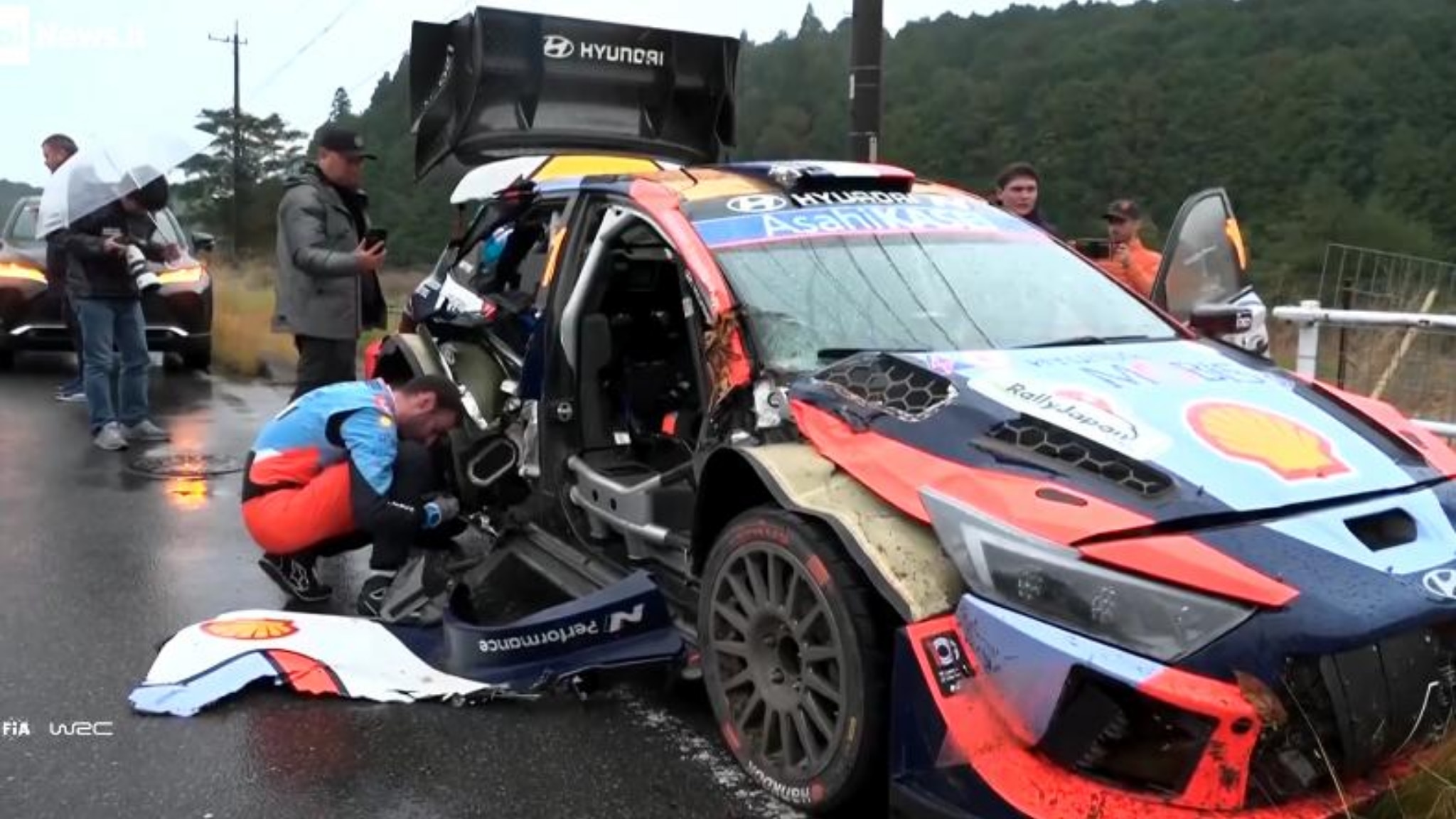 Grave incidente al Rally del Giappone: dopo l'impatto con gli alberi ...
