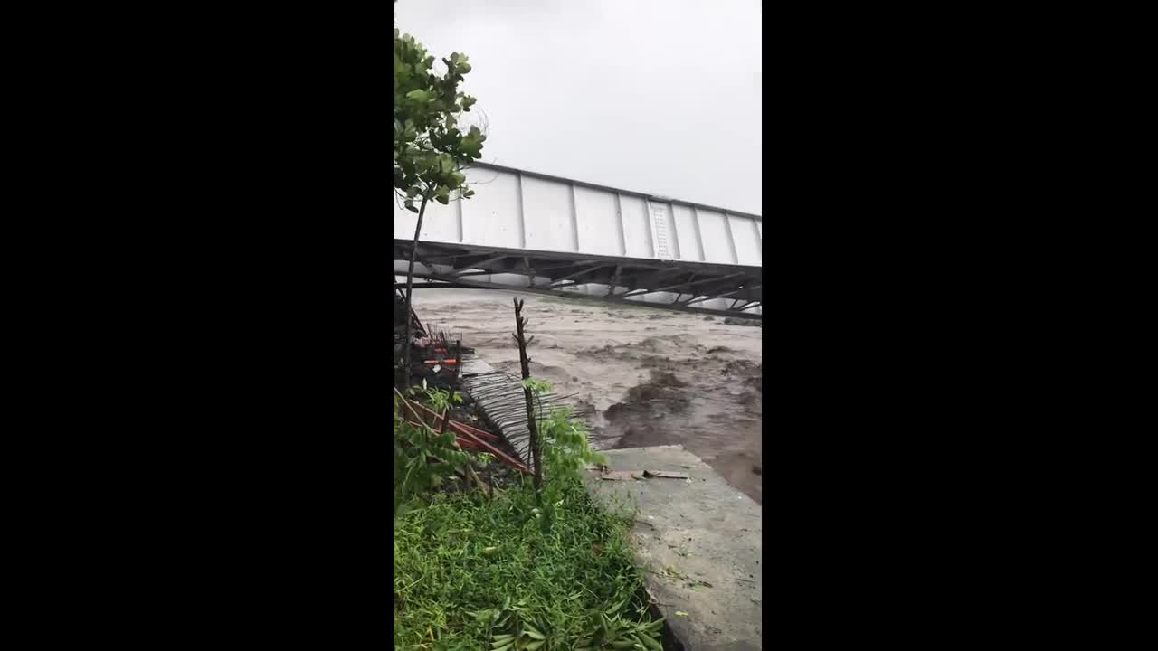 Bridge begins to collapse under floodwaters in Guinobatán, Albay ...