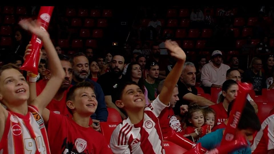 Κόσμος στο Σ.Ε.Φ. κάνει το σταυρό του μετά το εύστοχο τρίποντο του ...