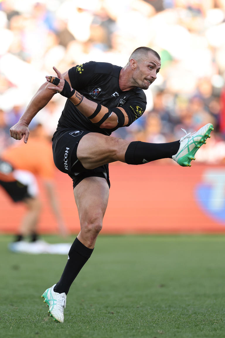 Kiwi teammates' stirring gesture for emotional Foran