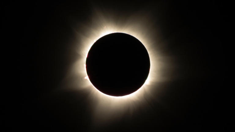 Most Solar Eclipse Tracking Maps Are Wrong: Here's How To Actually ...