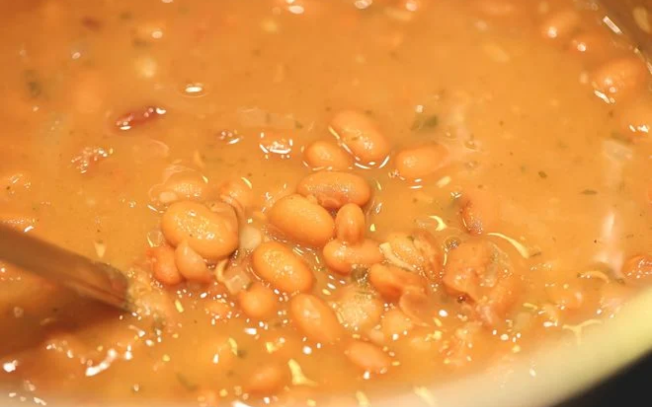 Pouca gente sabe, mas colocar esse tempero em pó na água do feijão pode ...