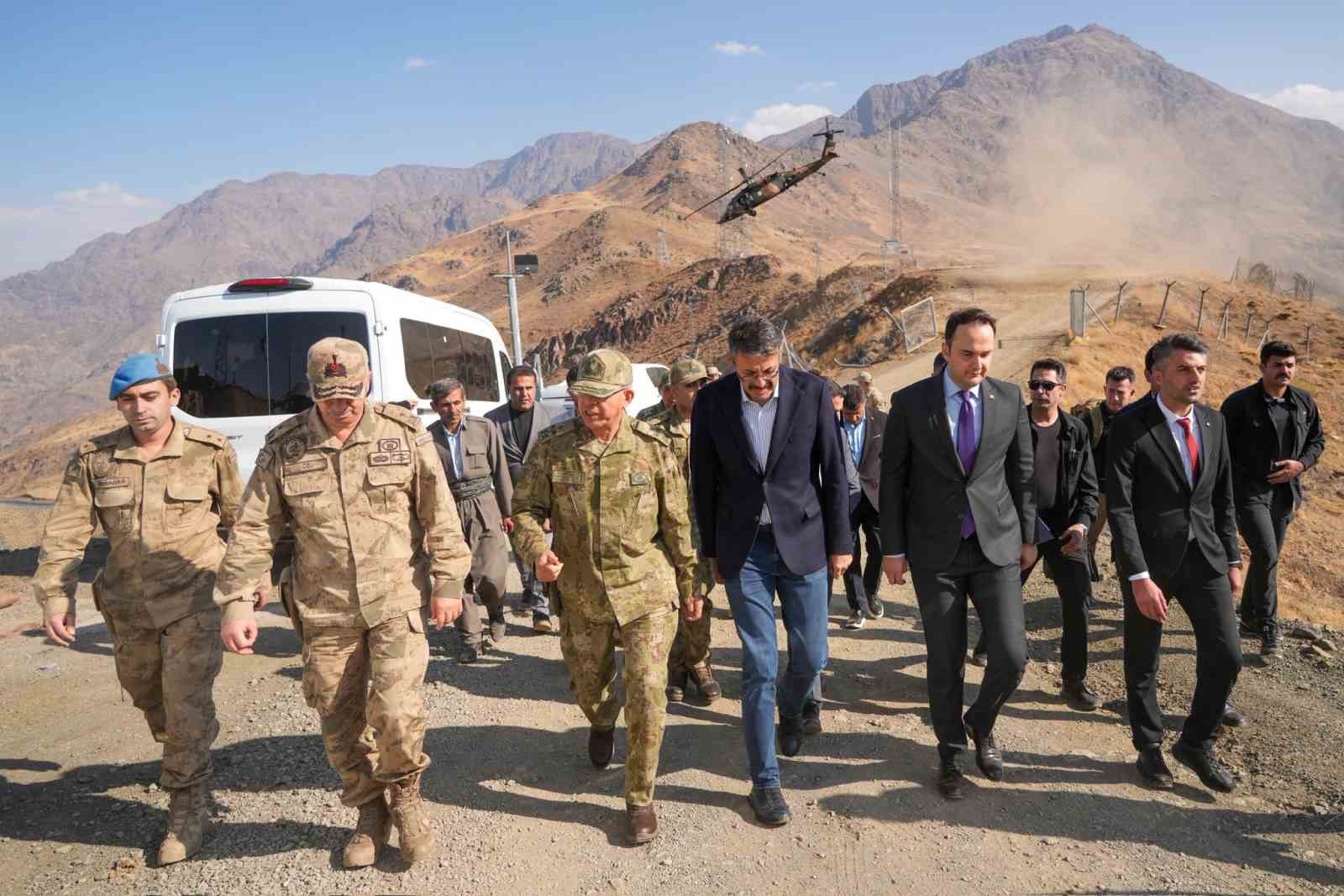 2. Ordu Komutanı Korgeneral Topaloğlu sınırdaki üs bölgelerini ziyaret etti