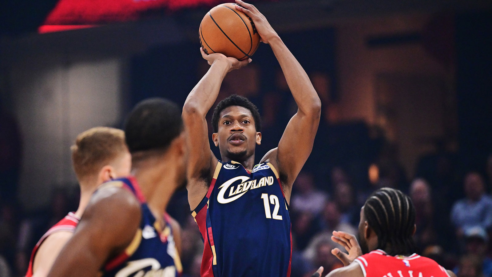 Cavs’ De’Andre Hunter breaks Josh Giddey’s ankles on drive to basket