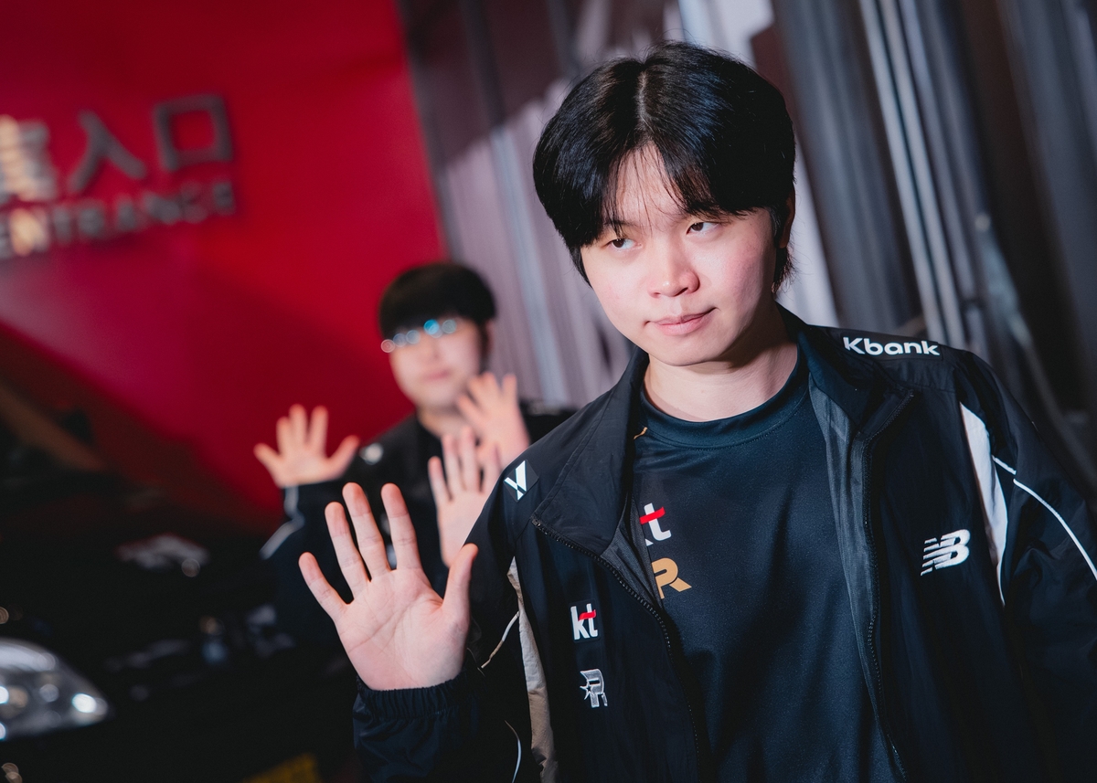 강펀치 주고받은 T1·KT…롤드컵 결승서 1:1 팽팽한 승부(종합)