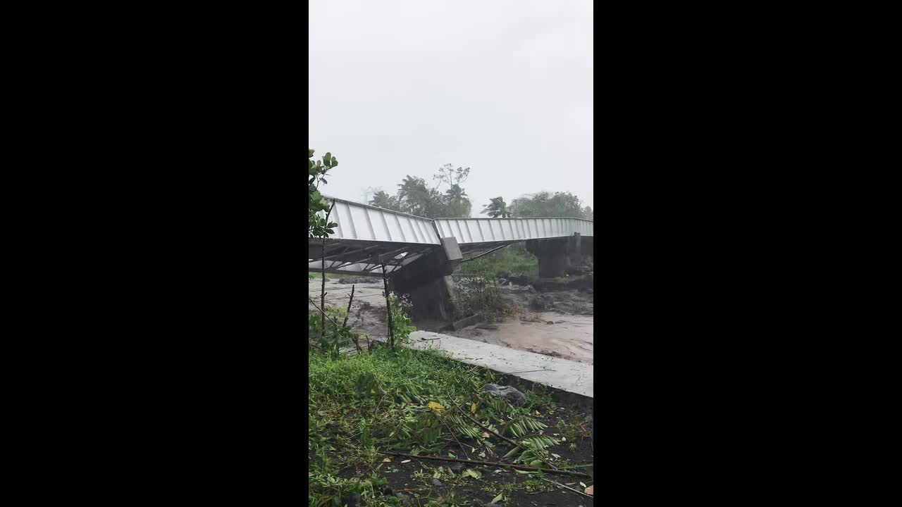 Bridge begins to collapse under floodwaters in Guinobatán, Albay ...