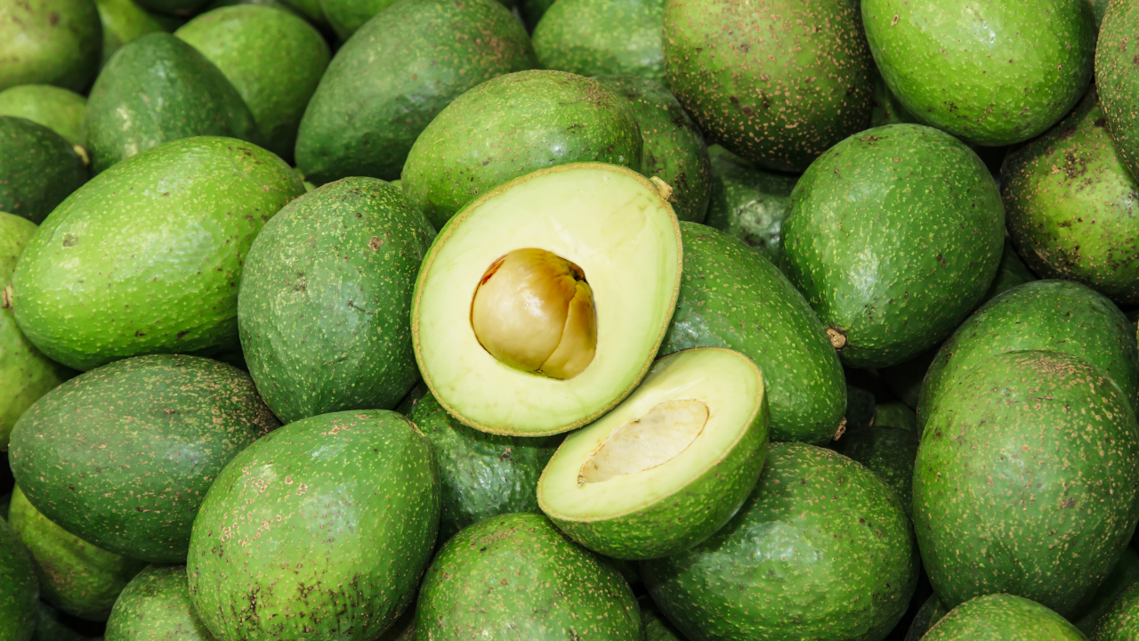 How To Keep Avocados Fresh And Green All Week: The Simple Anti-Browning ...