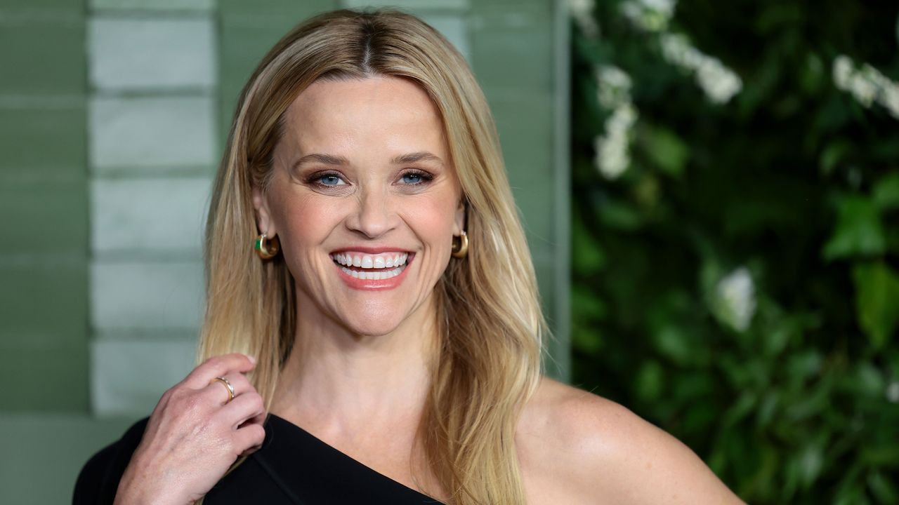 Reese Witherspoons Timeless Front Porch Christmas Decor Is Simple