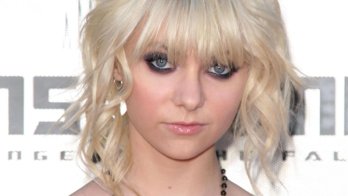 ‘Gossip Girl’ Actress Stuns on Red Carpet in Sheer Lace Dress