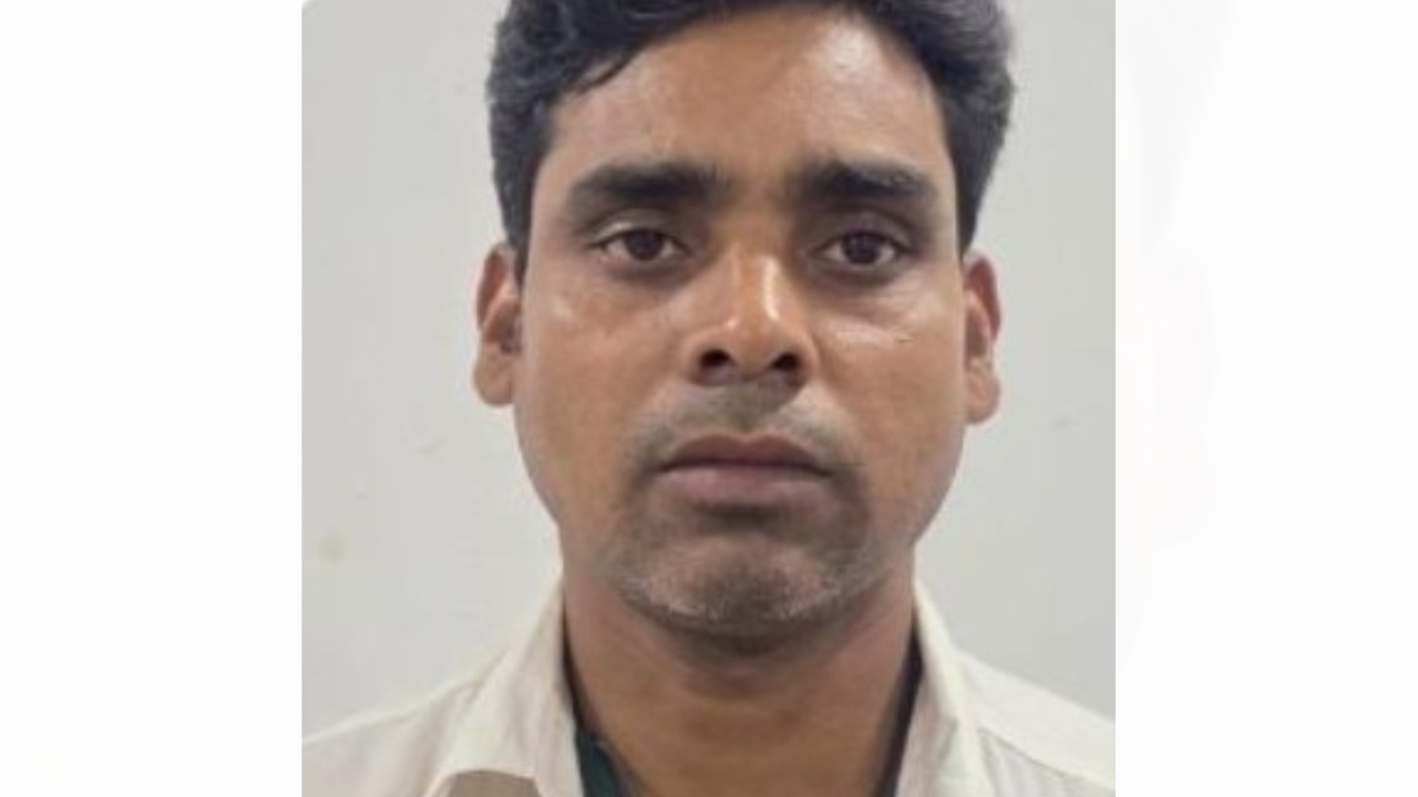 Honest auto driver returns passenger's gold ornaments worth Rs 16L